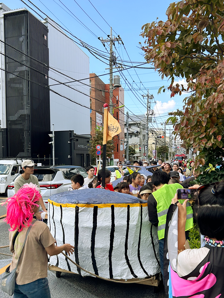 【サンバカーニバル、フィナーレ】 – 雑居まつり—ボランティアと福祉を考えるわたしたちがつくるおまつりです