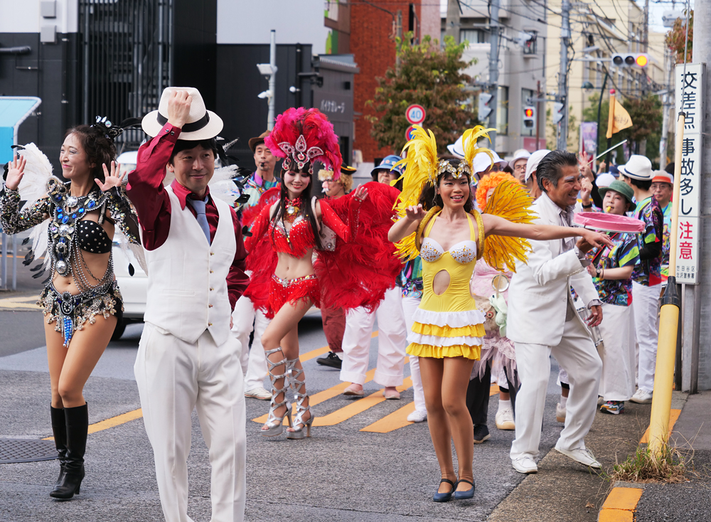 【サンバカーニバル、フィナーレ】 – 雑居まつり—ボランティアと福祉を考えるわたしたちがつくるおまつりです