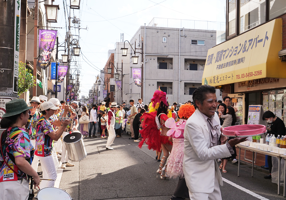 【サンバカーニバル、フィナーレ】 – 雑居まつり—ボランティアと福祉を考えるわたしたちがつくるおまつりです